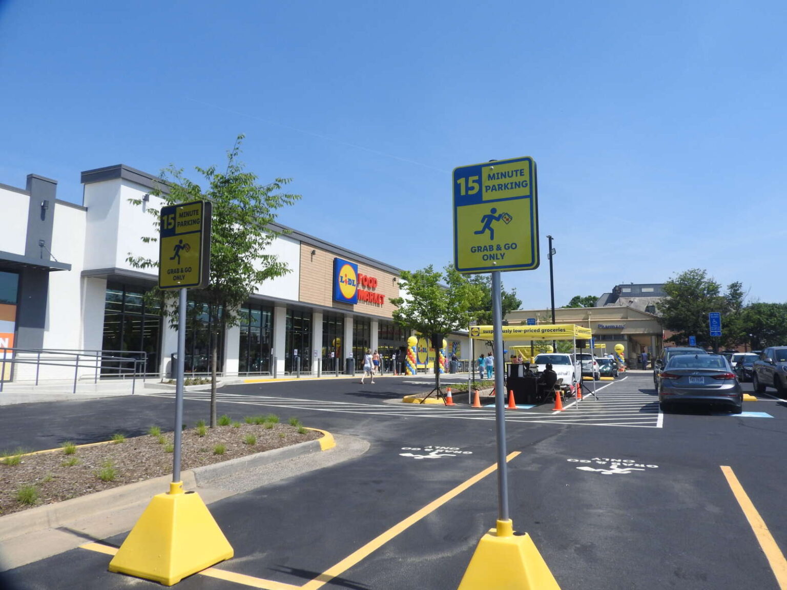 Photos: Lidl opens McLean grocery store, reports ‘great turnout’ | FFXnow